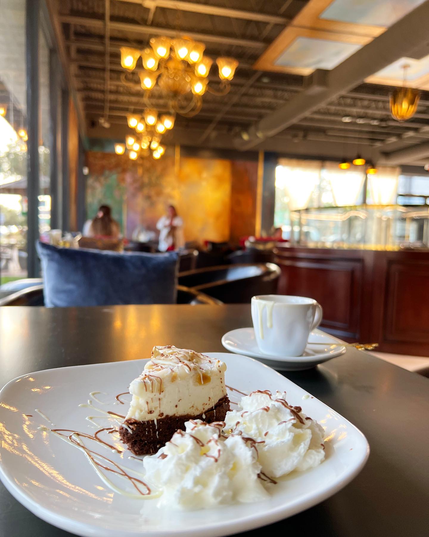 VIDEO: New chocolate shop/lounge now open on Park Avenue – Bungalower